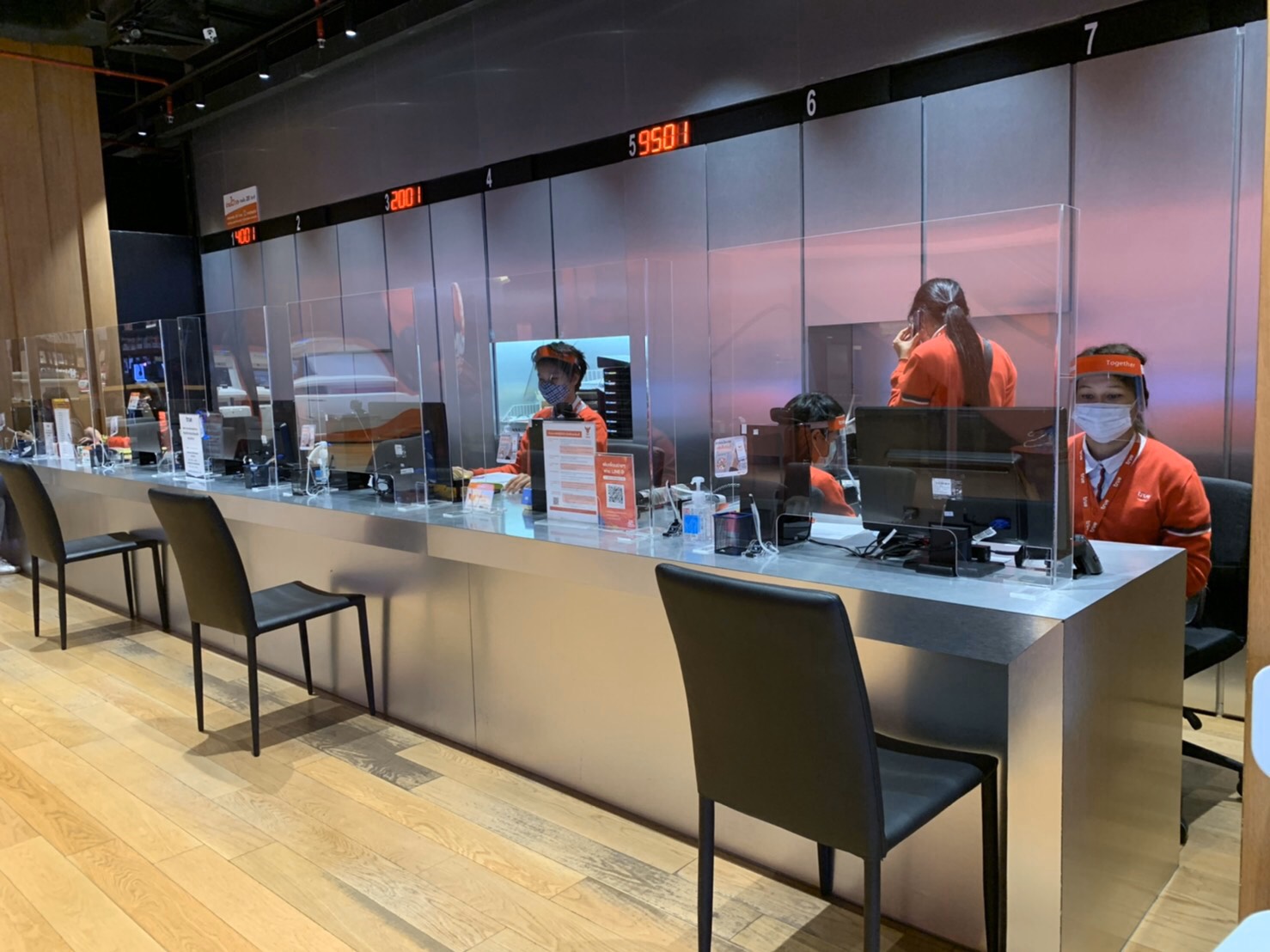 True Shop เพิ่มมาตรการเข้มด้วยที่กั้นอะคริลิคใสหน้าเคาน์เตอร์บริการ ลด ...